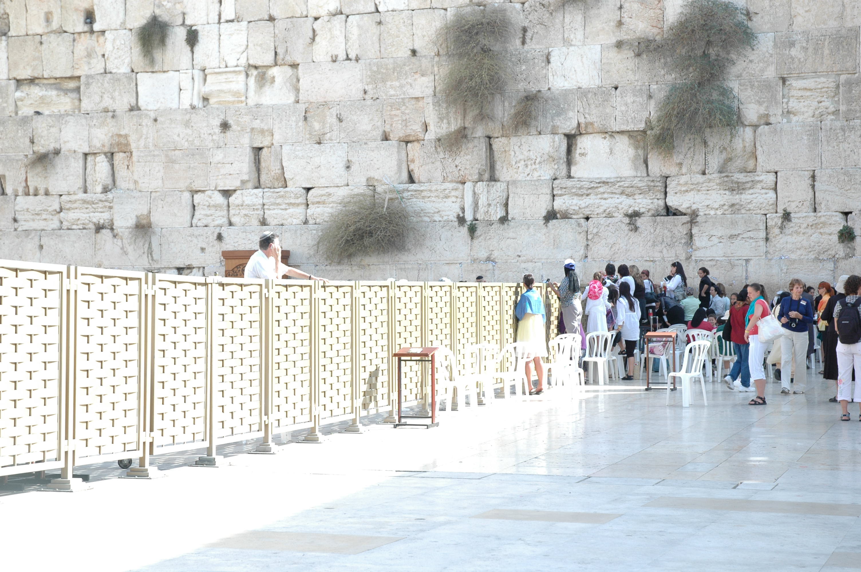 Sitting Next To Your Spouse In An Orthodox Synagogue - Chabad Lubavitch ...