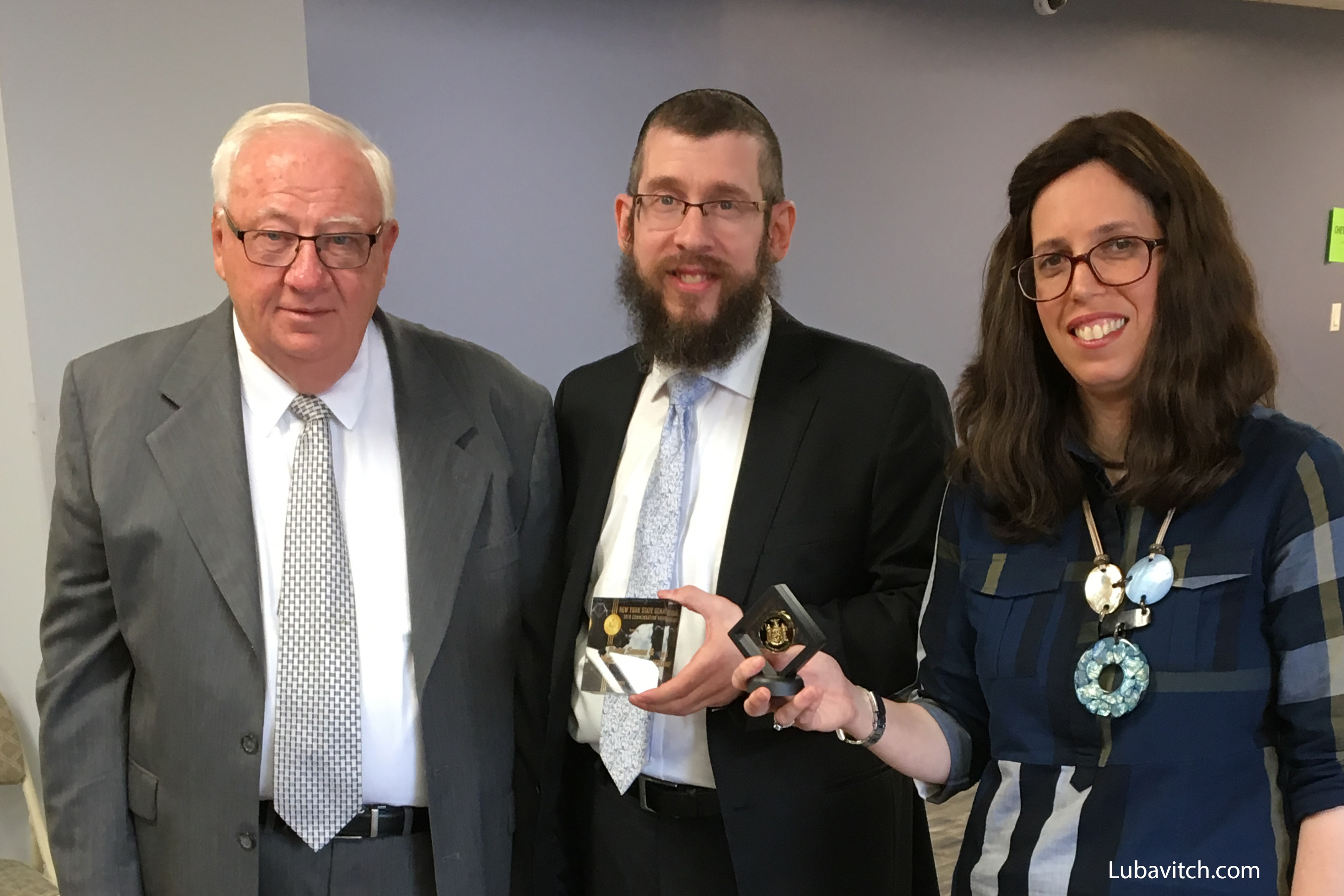 Long Island Rabbi Receives Senator's Award - Chabad Lubavitch World ...