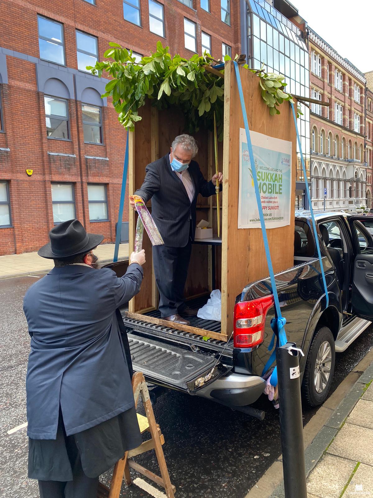 Sukkah On Wheels - Around The World! {Updated} - Chabad Lubavitch World ...