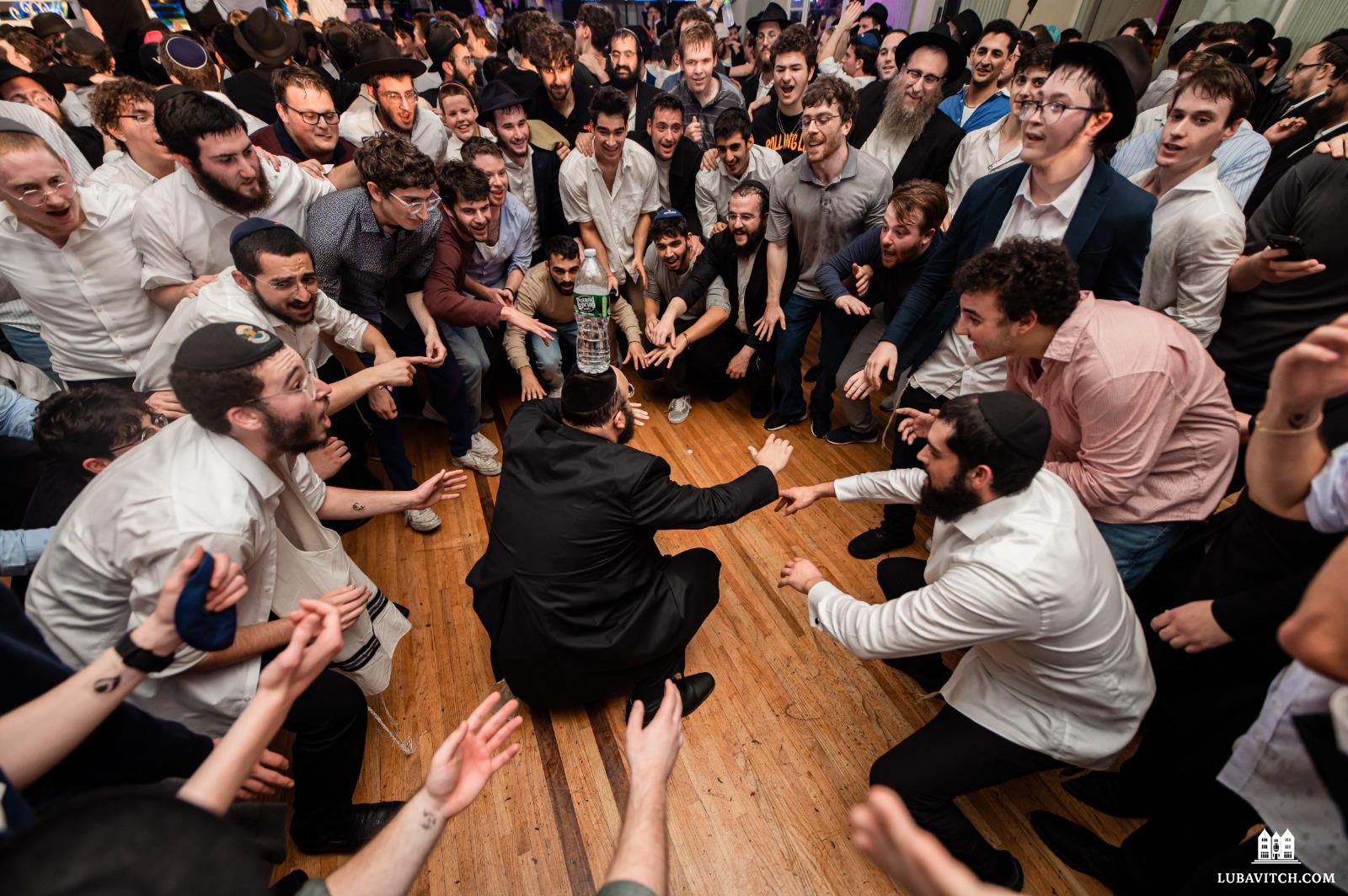 Largest-Ever Pegisha Shabbaton Brings University Students to Crown ...