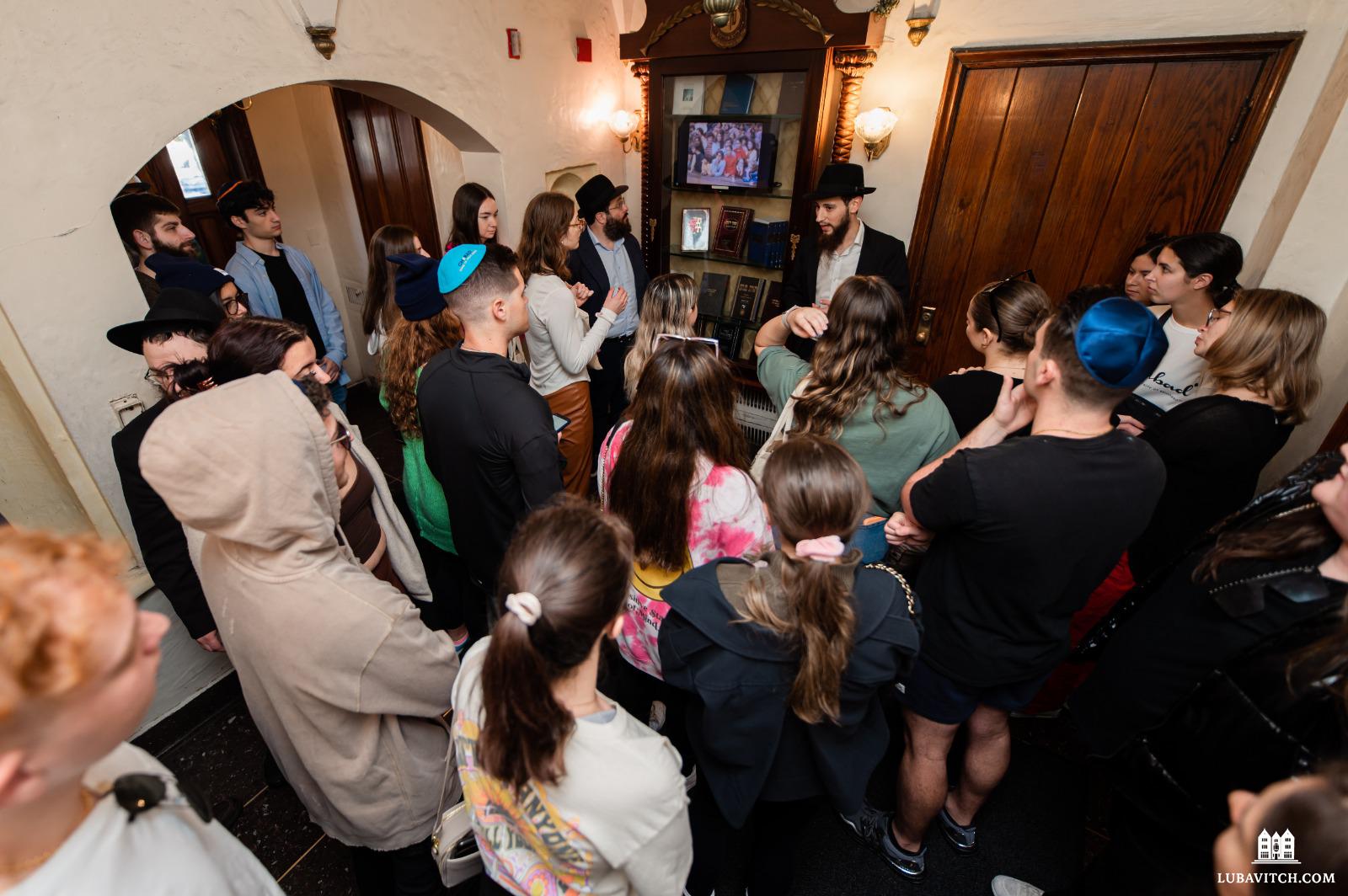 Largest-Ever Pegisha Shabbaton Brings University Students to Crown ...